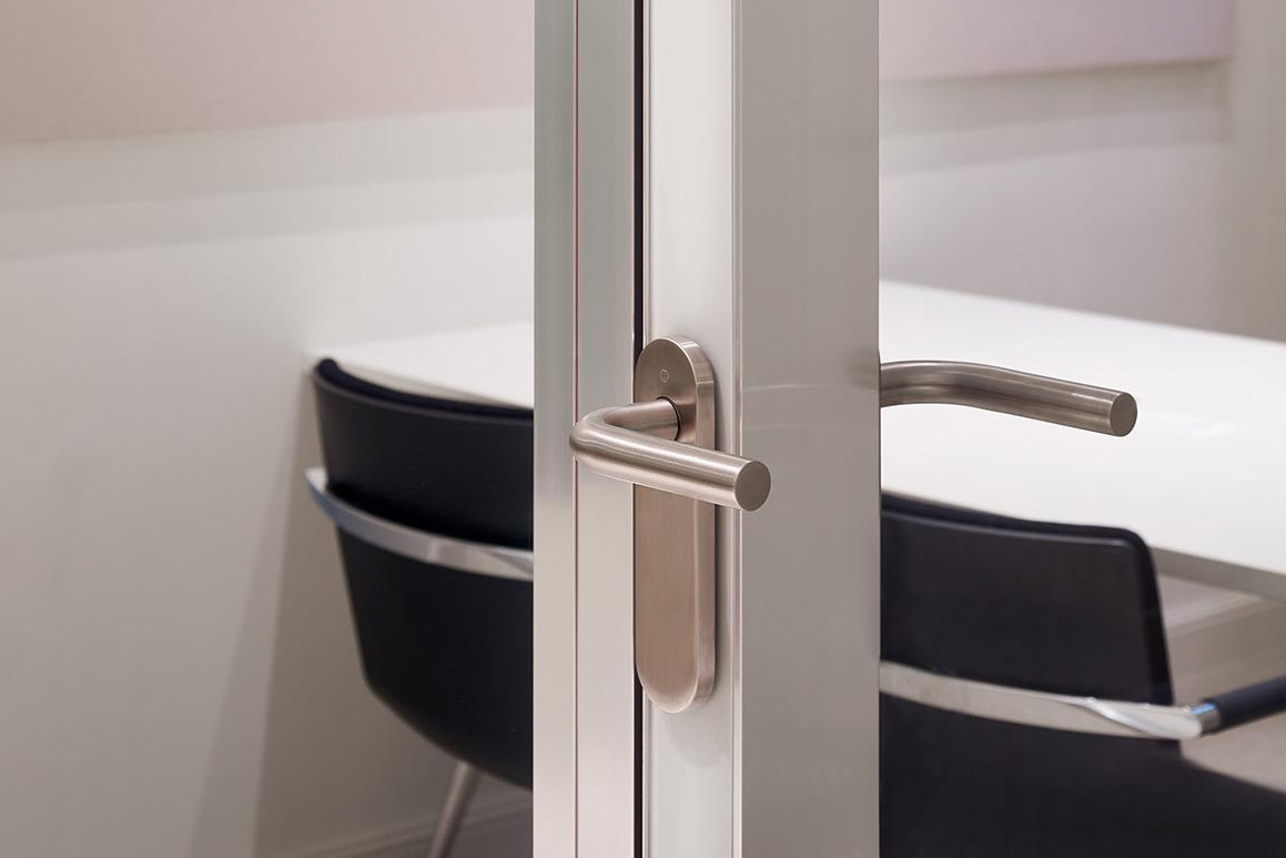 Met de deur in huis: systeemwand deuren - QbiQ Wall Systems